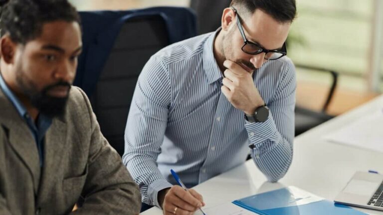 Pros and Cons of Contract Work - Which is Better?